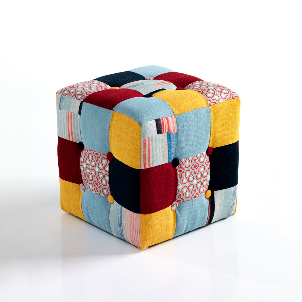 Pouf recouvert de tissu avec technique patchwork