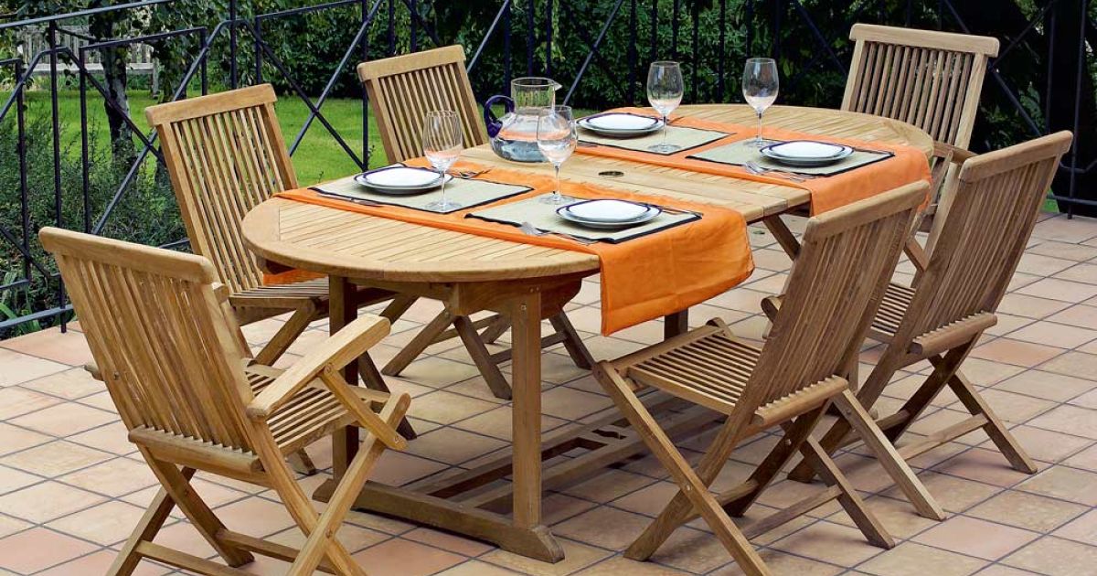 Table de jardin en teck avec chaises et fauteuils